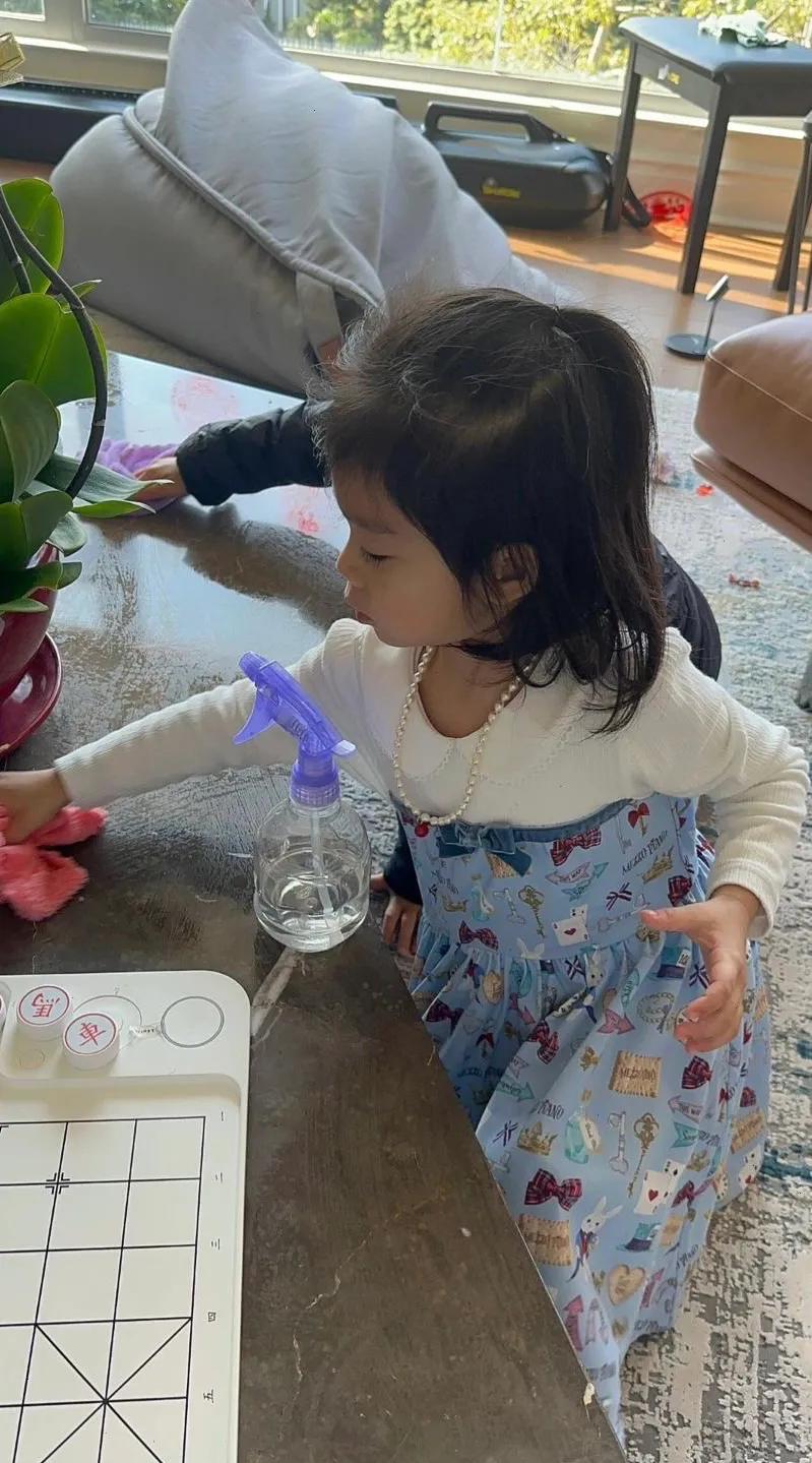 Guo Jingjing's two daughters are not squeamish during the New Year's ...