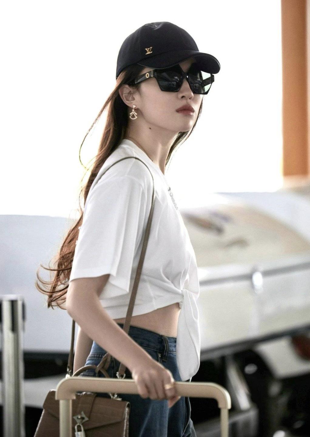 Liu Yifei's waistless outfits have attracted heated discussions. Her ...