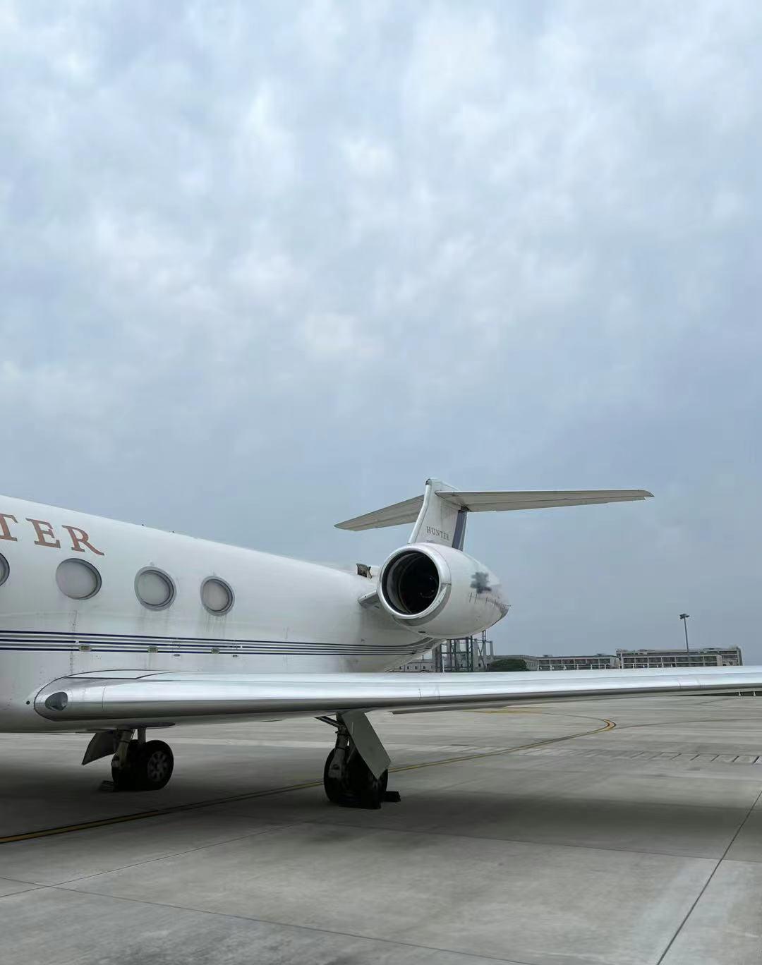 Wang Sicong took 4 beauties to visit Taikoo Li by private jet. His new girlfriend has a tall ...