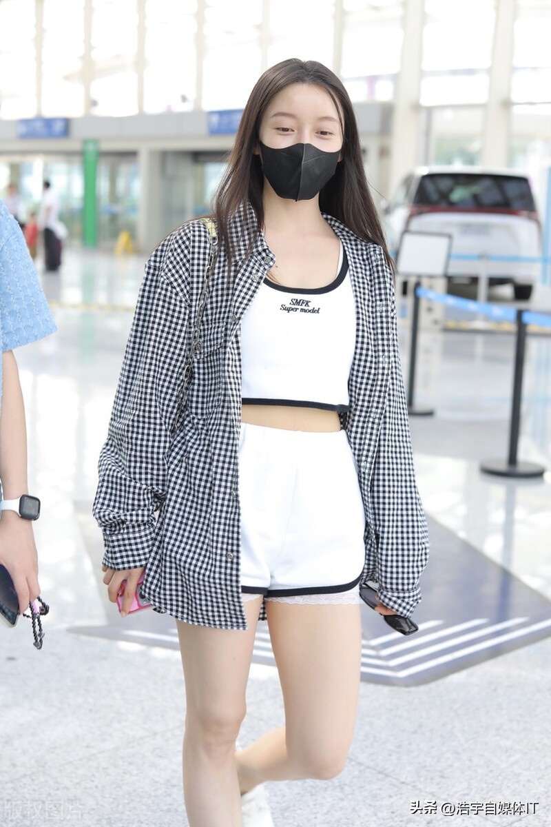 Jiang Zhenyu appeared at Beijing Airport wearing white shorts and long ...