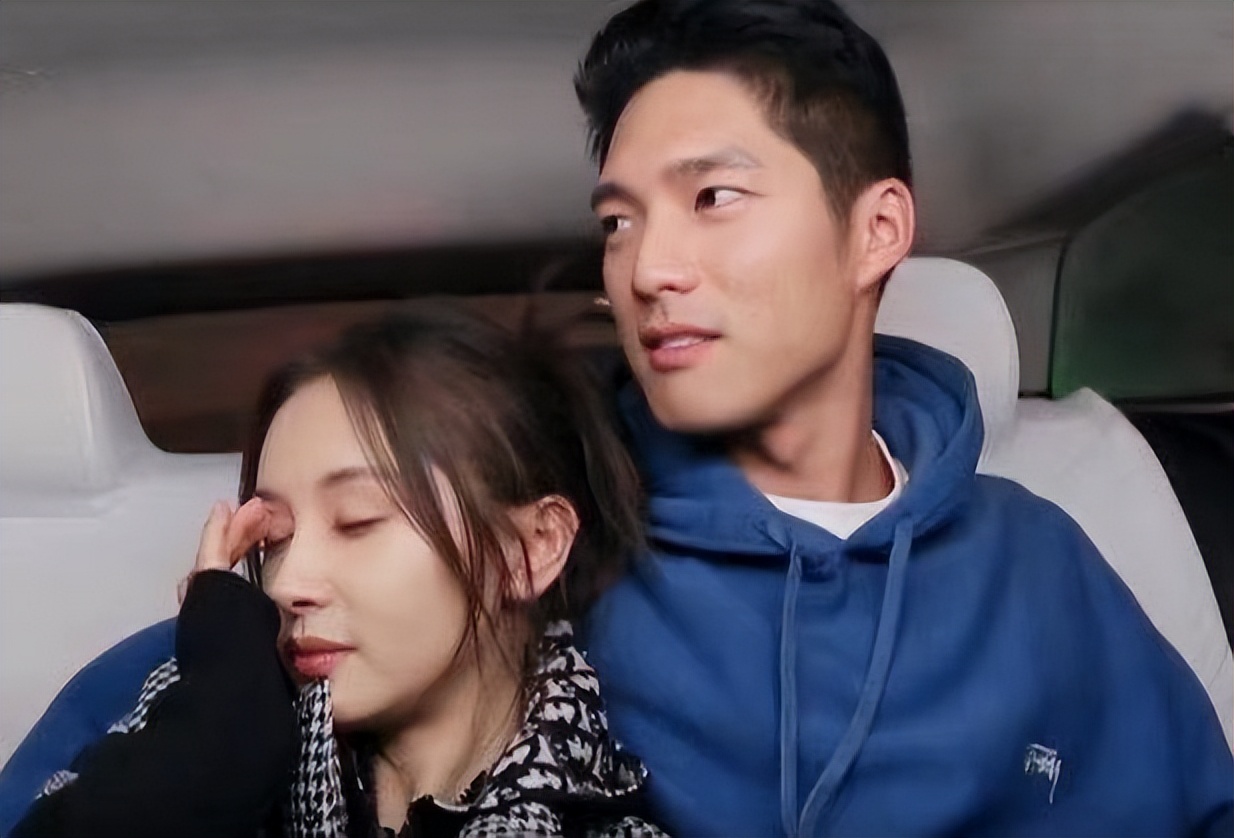 35-year-old Wang Ziwen hugs his 6-year-old boyfriend kangaroo, Wu ...