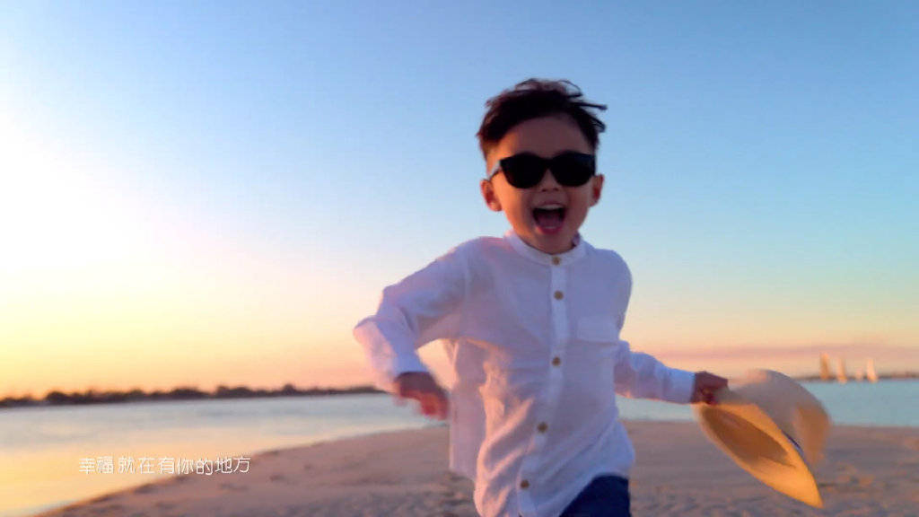 Jay Chou's son appeared in the MV for "Pink Ocean", wearing sunglasses as a giant father - iNEWS