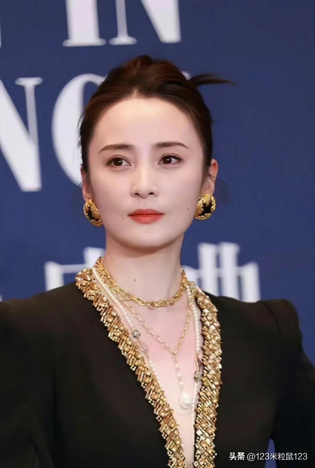In the pictures of the fashion festival, Jiang Qinqin is the most ...