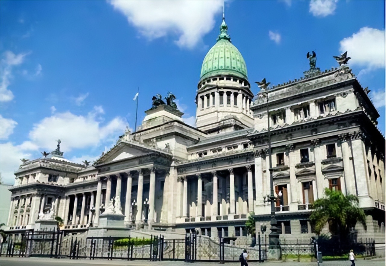 What are the characteristics of the Argentine political system in the ...