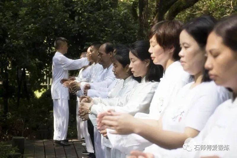 Those who want to learn how to stand up and improve their physique come ...