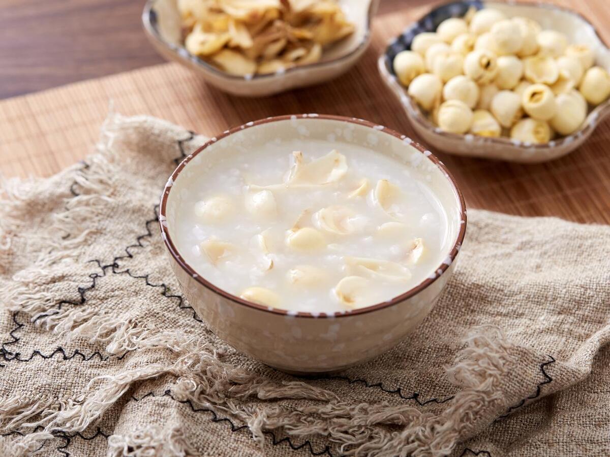 Lotus seed glutinous rice porridge uses lotus seeds and glutinous rice ...