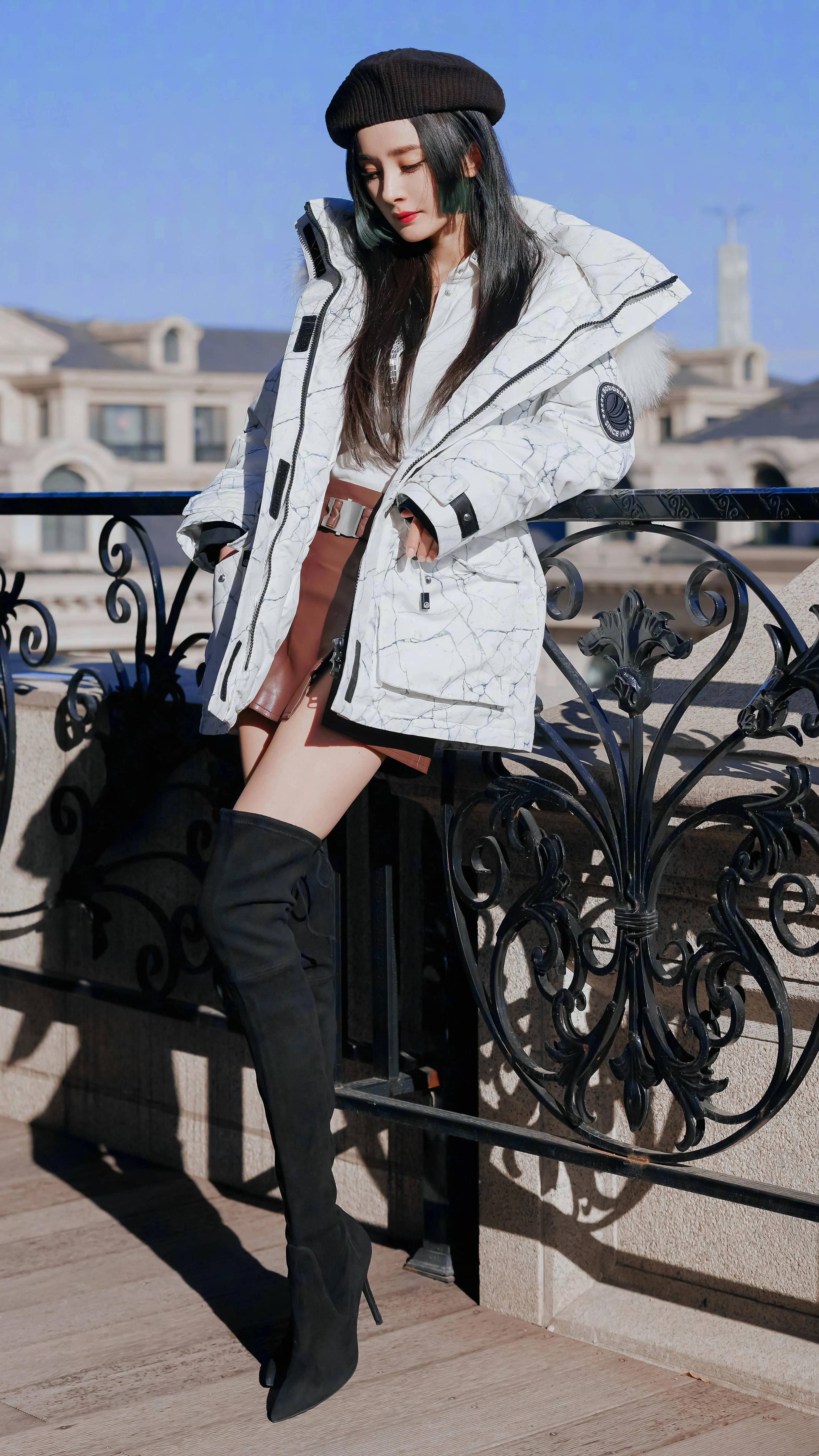 Yang Mi fashion down jacket show - iNEWS