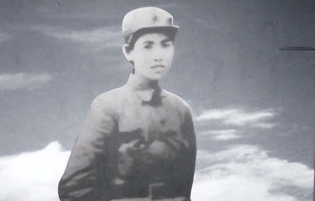 In 1979, He Zizhen went to the memorial hall and subconsciously ...