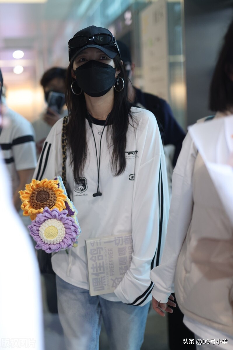 Meng Jia appeared at Shanghai Hongqiao Airport and was presented with ...