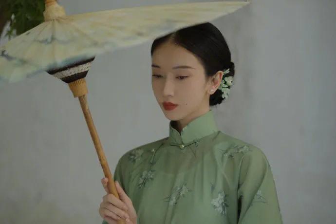 Liu Lingzi is wearing a green retro cheongsam with a full demeanor and ...