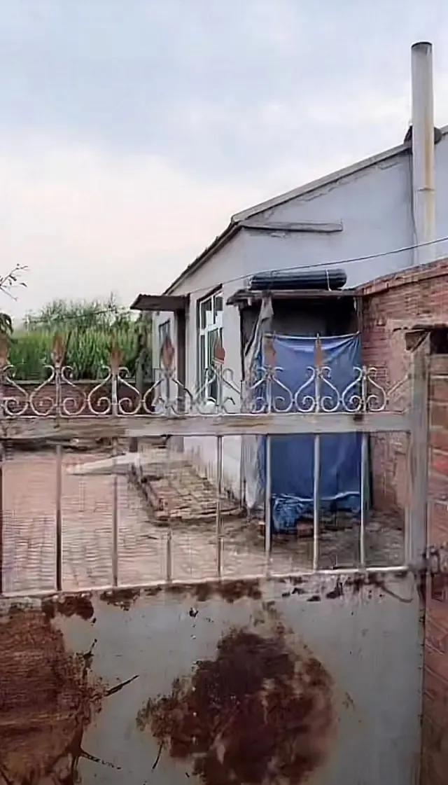 Well-known singer Li Yugang is worth over 100 million but chose to live ...