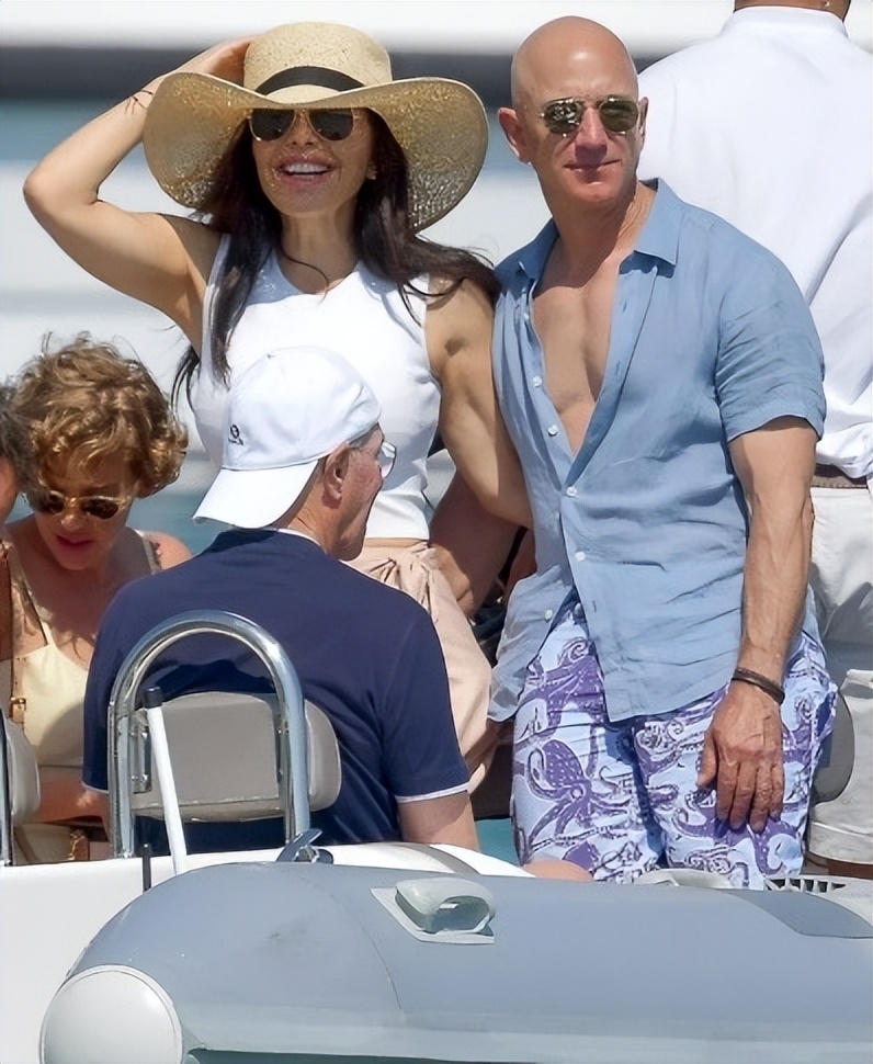 The richest man Bezos and his girlfriend: over half a hundred years old ...