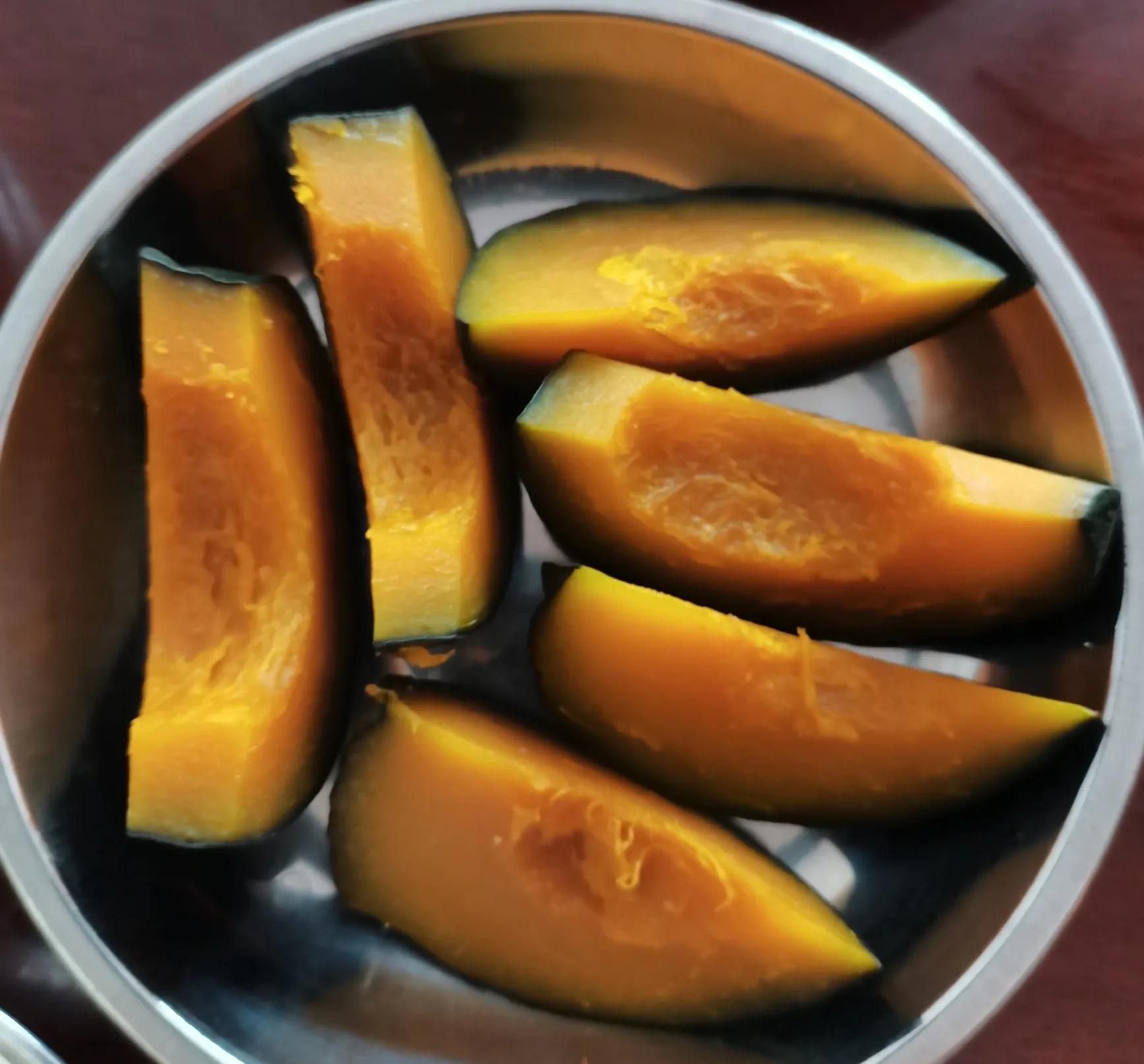 Today's lunch share: fried saury fish, spiced peanuts, garlic spinach ...