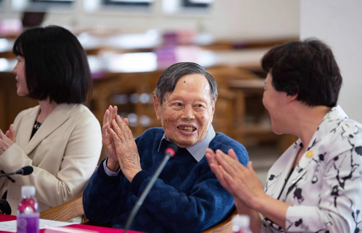 Yang Zhenning's birthday banquet was suspected of falling and was ...