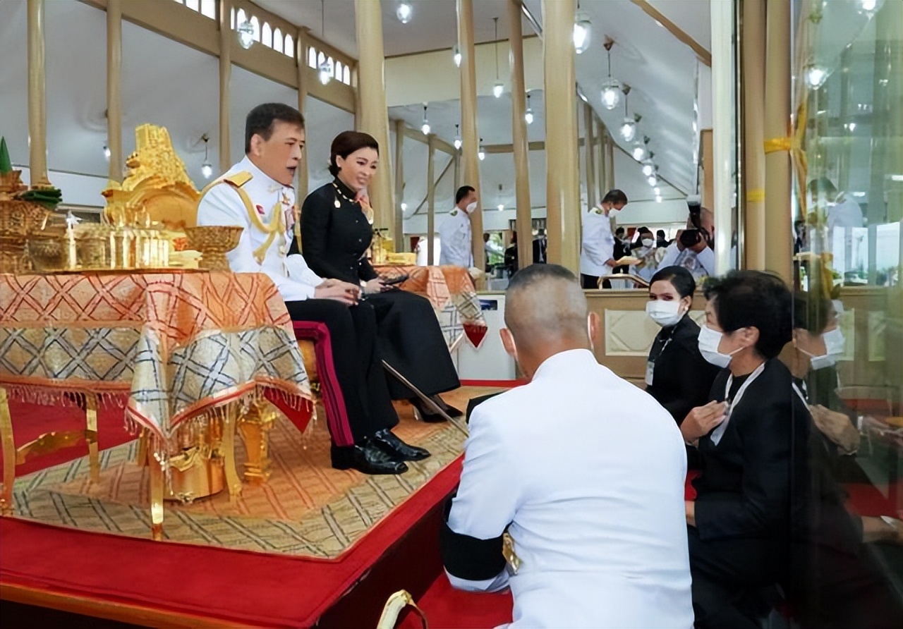 Suthida shines at the royal funeral, 10 cm high heels are thinner than ...