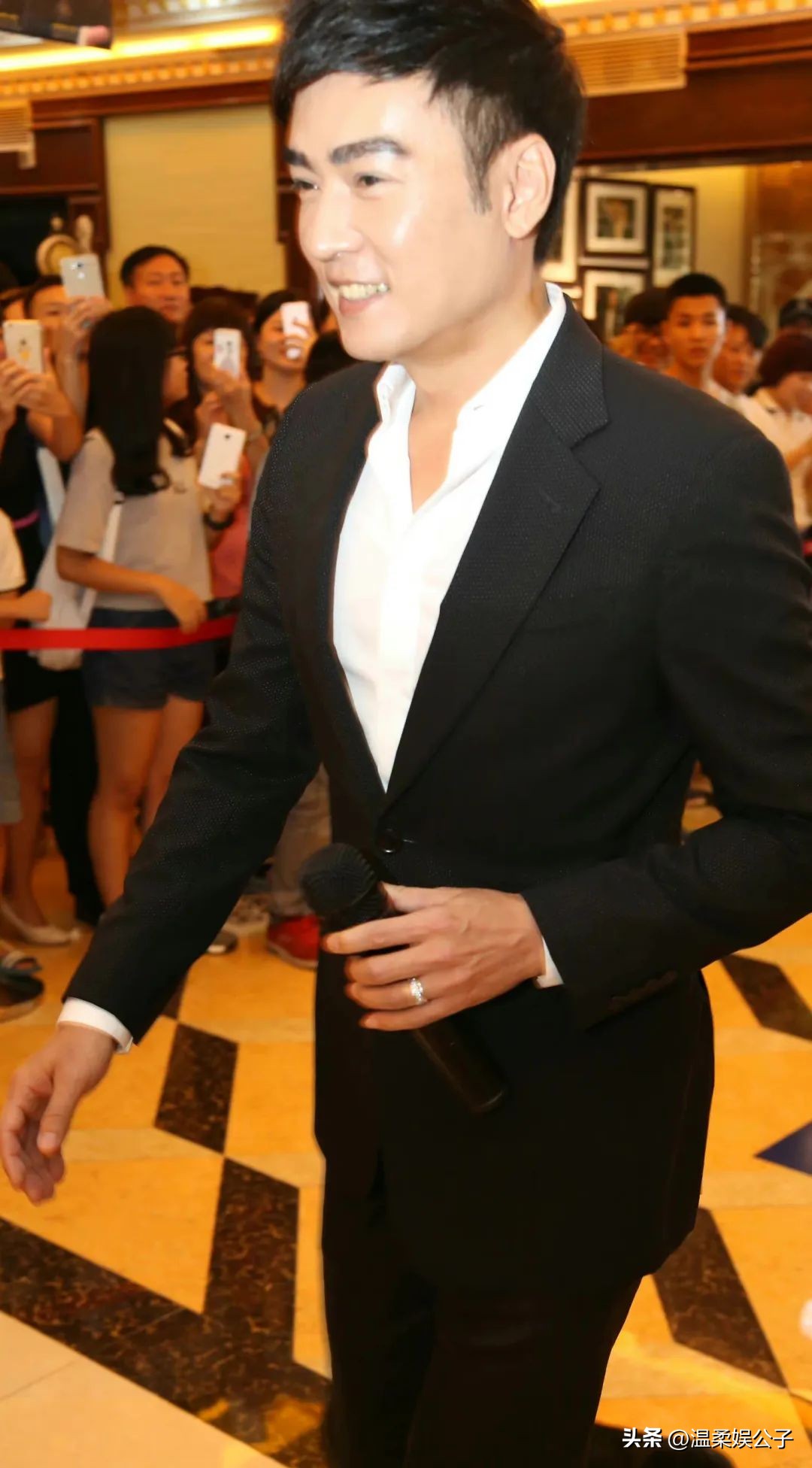 I was amazed by Jiao Enjun's old age: 56 years old is handsome, he deserves to be the most ...