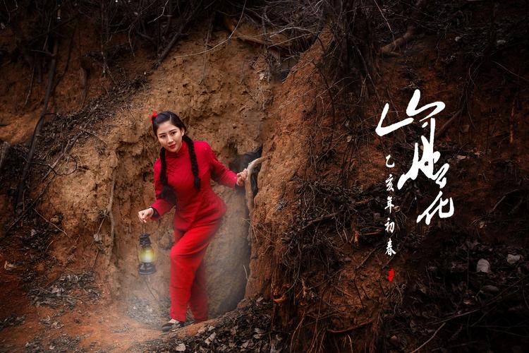 A scene accidentally photographed on a high loess slope, a man and four ...