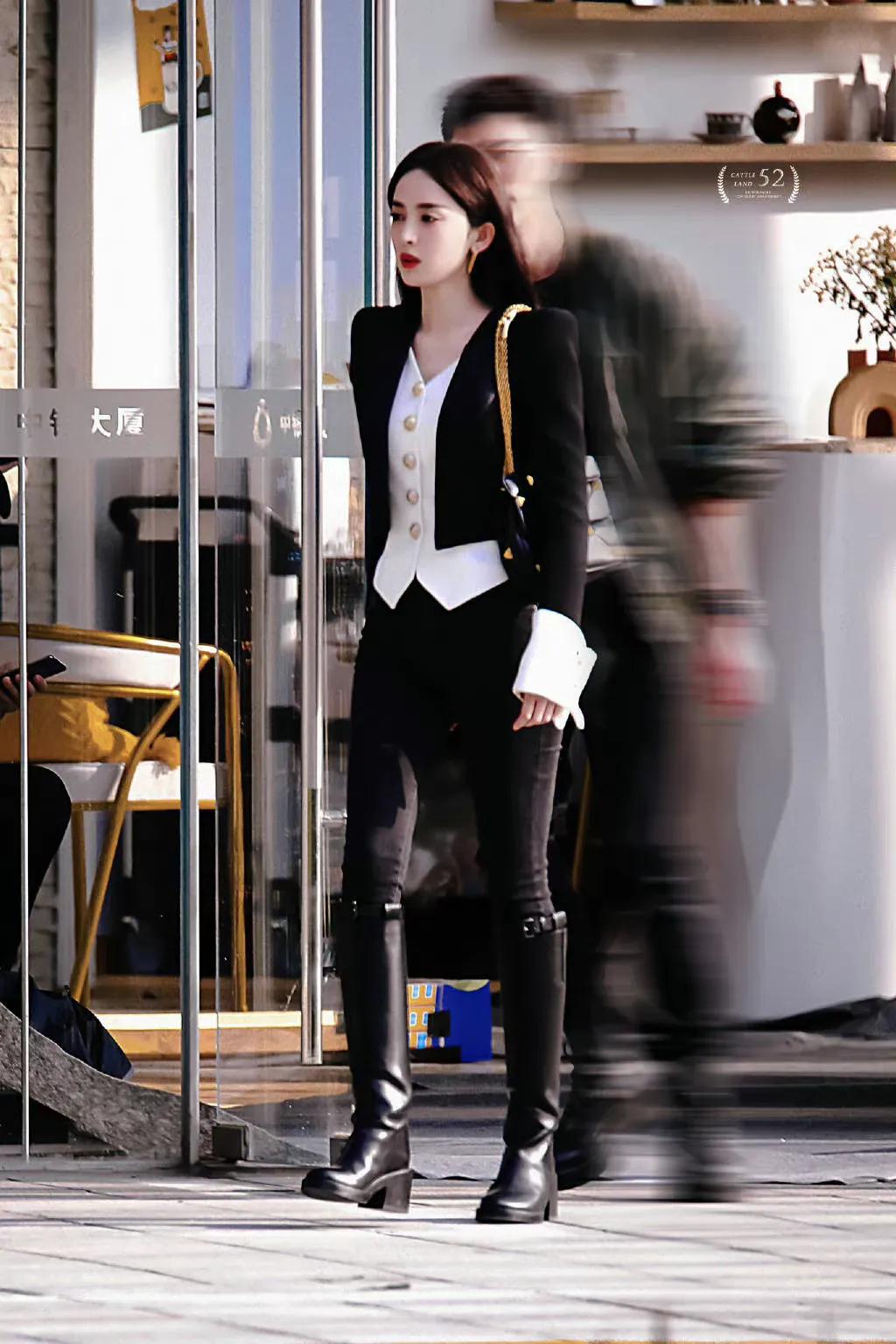 Nuozha's new drama Reuters exposure, she is wearing black boots, cool ...