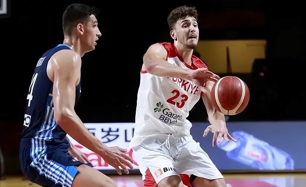 Rocket's new center mighty!Classic back pass + violent counter-dunk ...