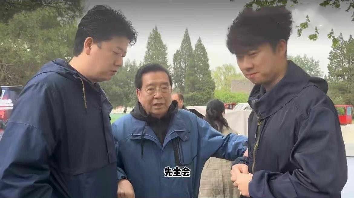 84-year-old Li Shuangjiang couldn't stand steadily, and he went out ...