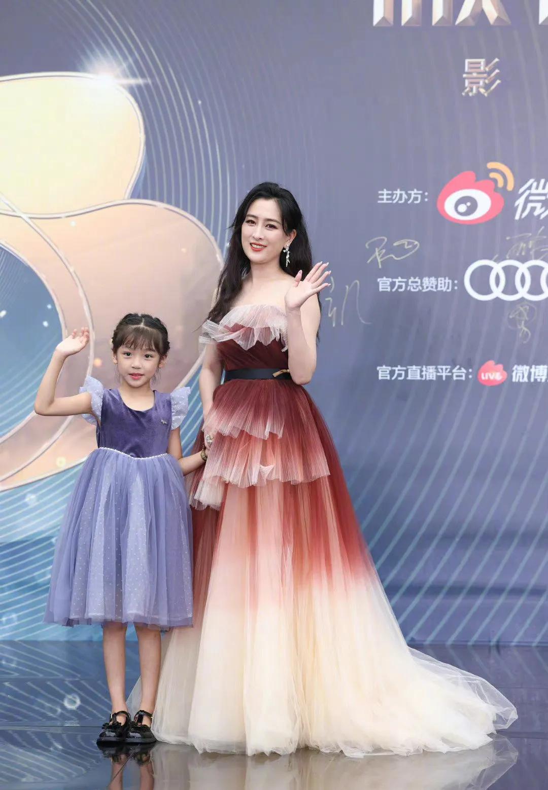 It's hard to describe the look of the actress on Weibo night: Ren Min ...