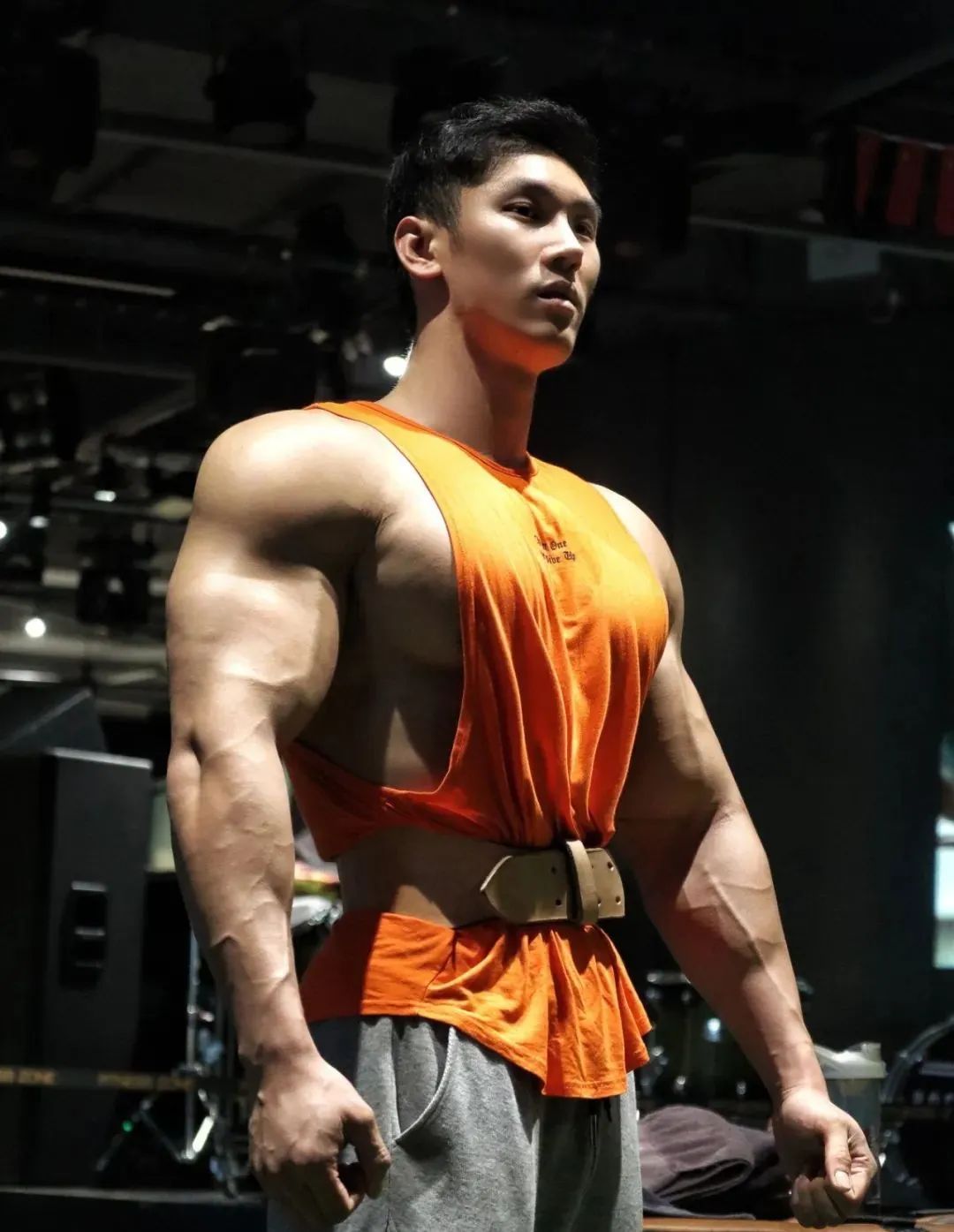 Liu Jing's latest photo shoot!This black-skinned muscle coach is also ...