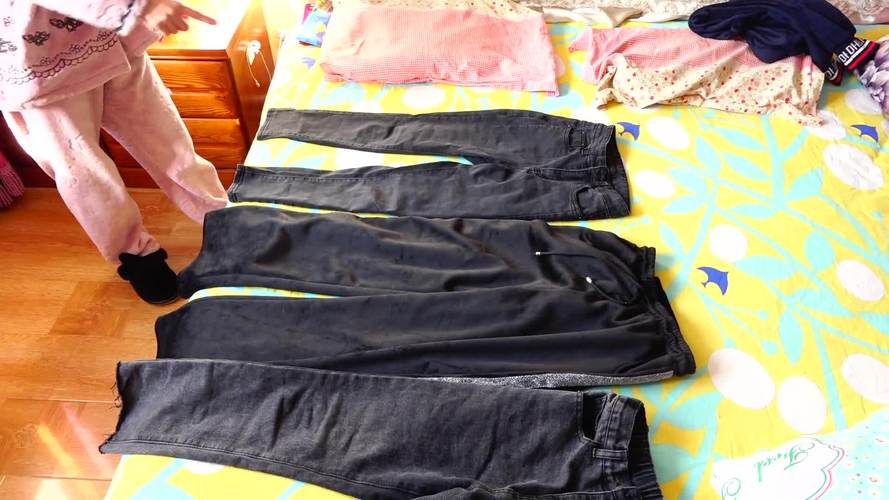 Folding pants like this is amazing, neat and beautiful, saves space, no ...