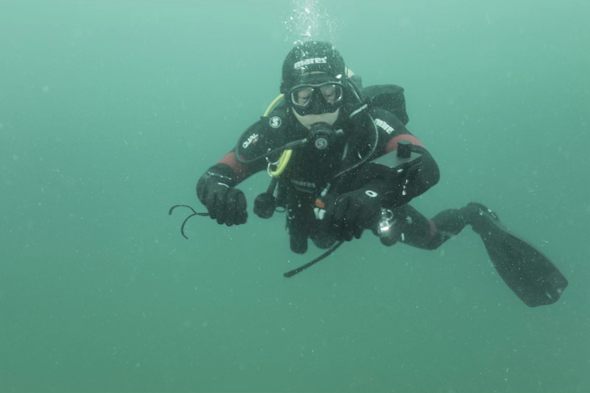 The diver's positioning and communication equipment "underwater ...