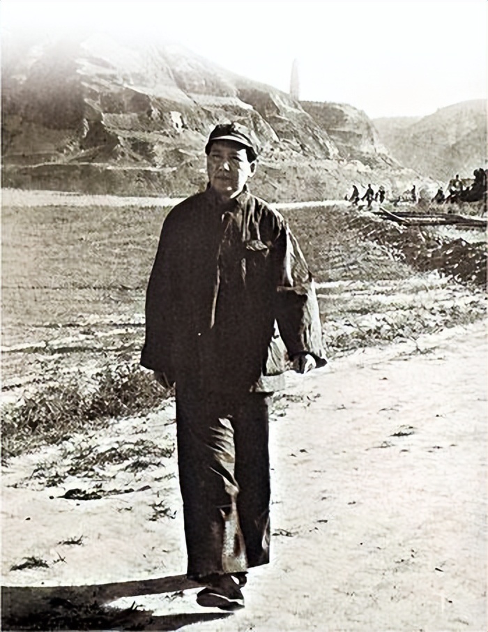 How did Mao Zedong treat the peasants who cursed him? - iNEWS