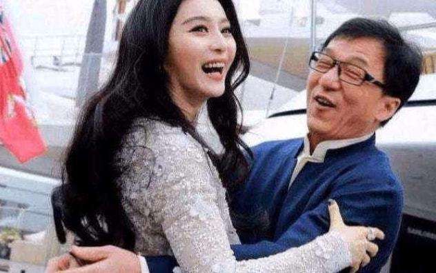 68-year-old Jackie Chan and 50-year-old Gu Ailing took a group photo ...
