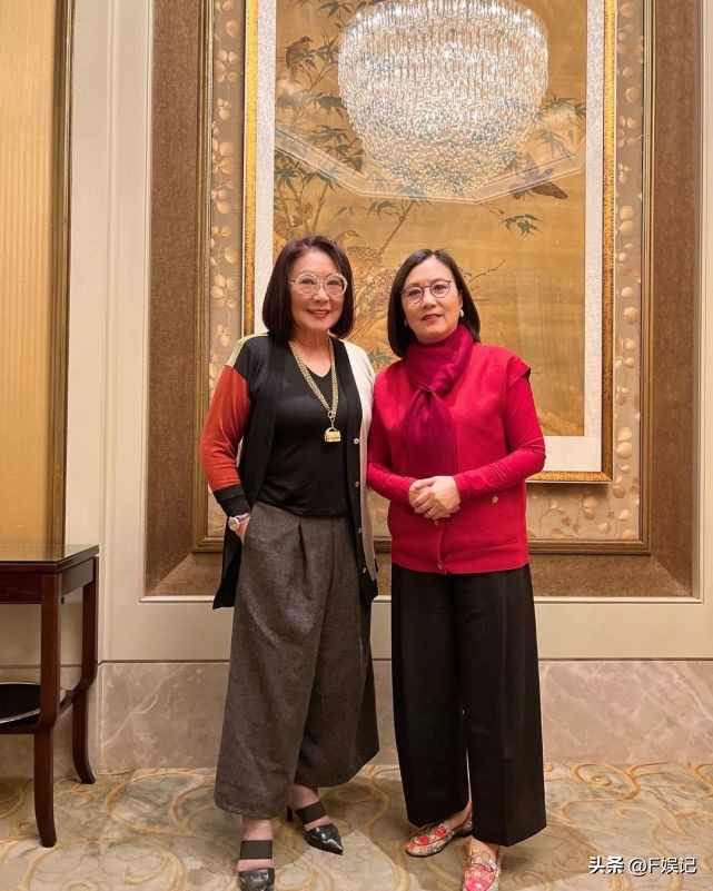 Wang Mingquan and Li Siqi are both wearing red clothes, so they are so ...