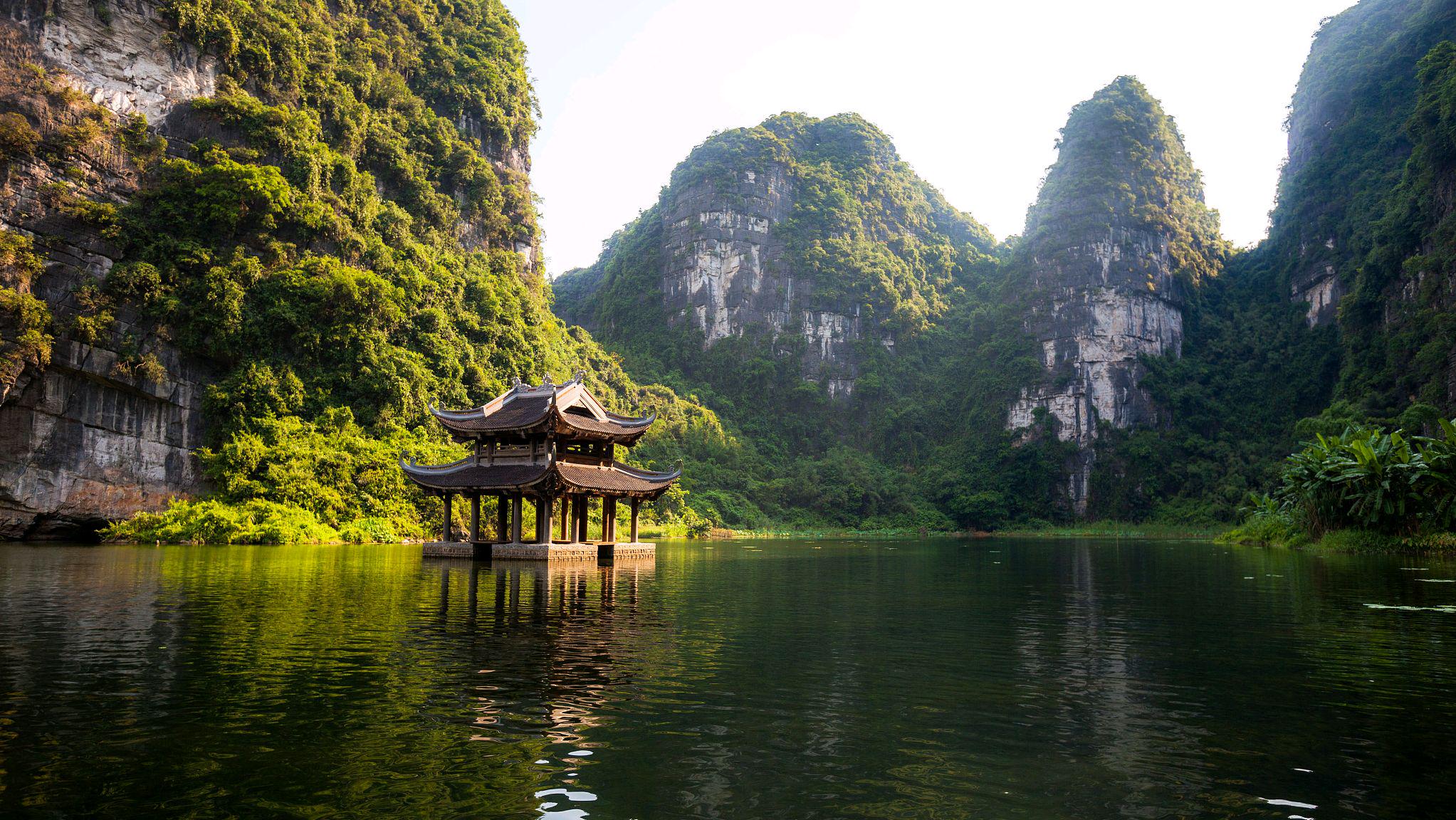 The green hills are still as straight as a string, so how can life be ...