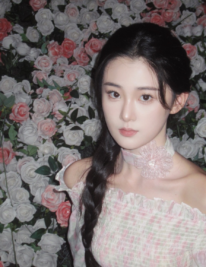 Actress Shao Yuqi shared a photo with flowers, wearing a strapless ...