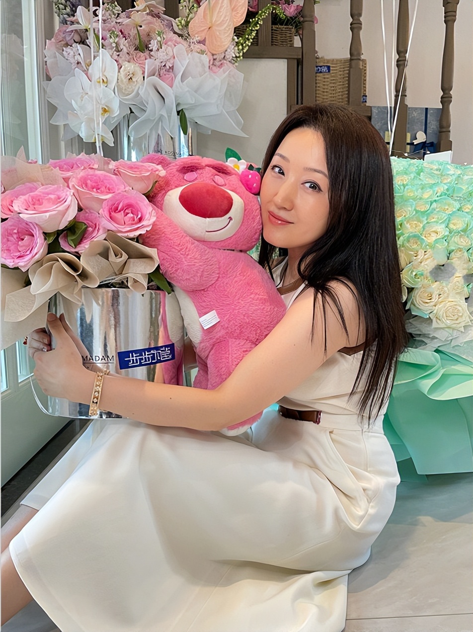 Yang Yuying: Playing romance, I received an extra-large bouquet of 999 ...