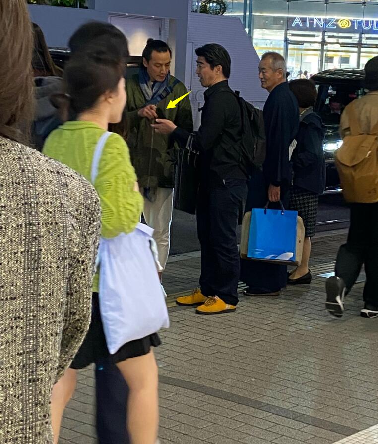 48-year-old Wu Yanzu showed up with his wife and daughter! A lot of fat ...