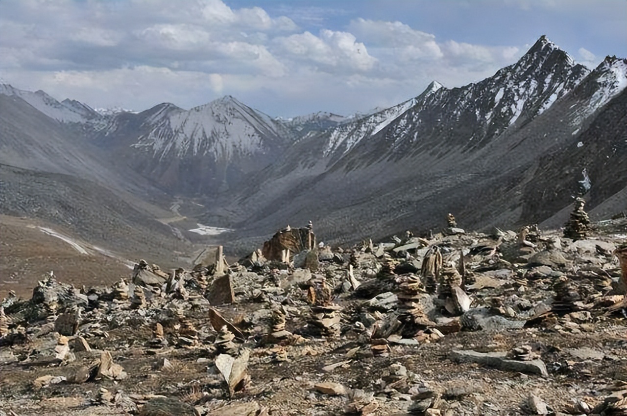 "Skull Lake" appeared in the Himalayas. Hundreds of corpses were hidden ...