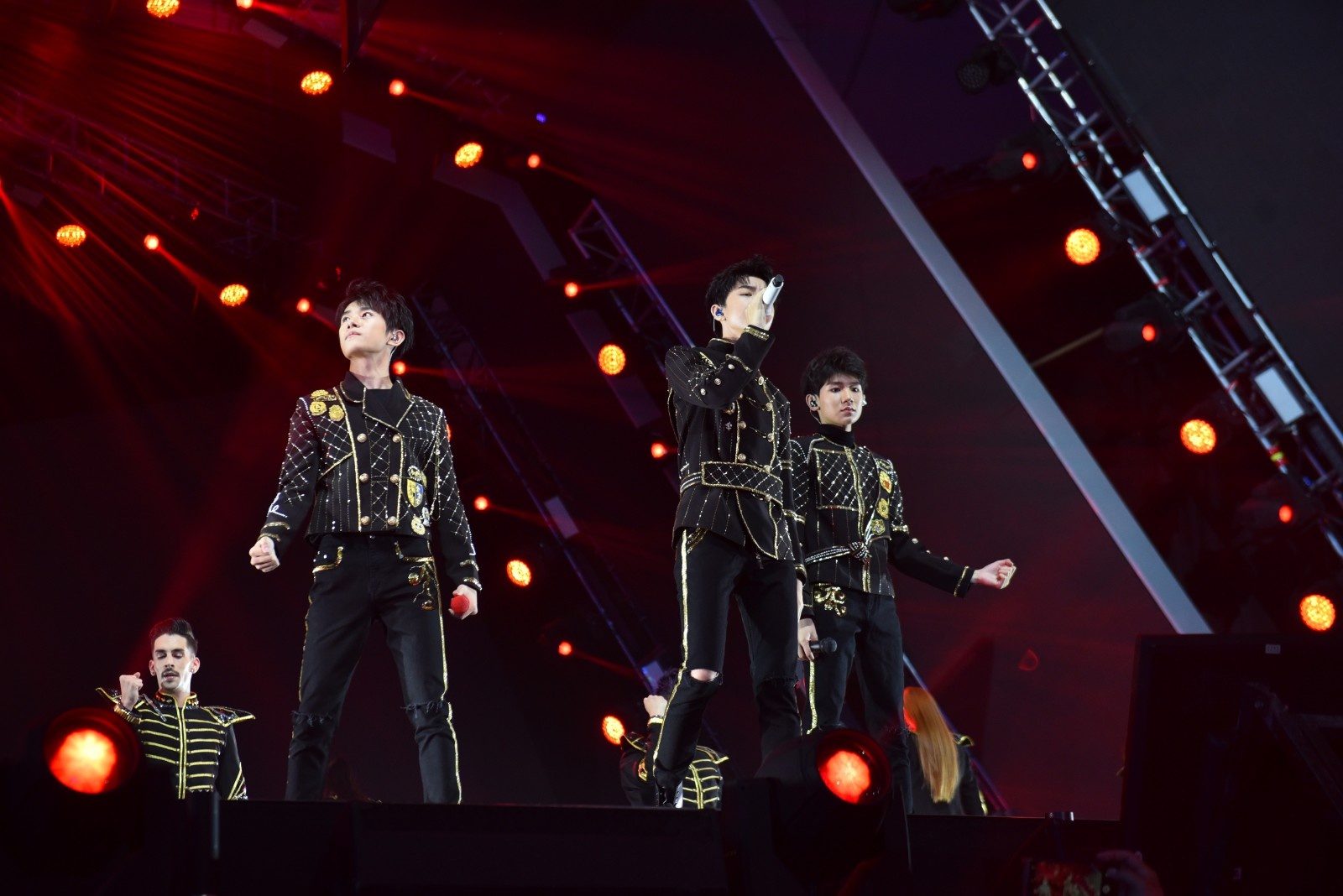 TFBOYS十周年演唱會：一場多贏的吸金之旅 - 資訊咖