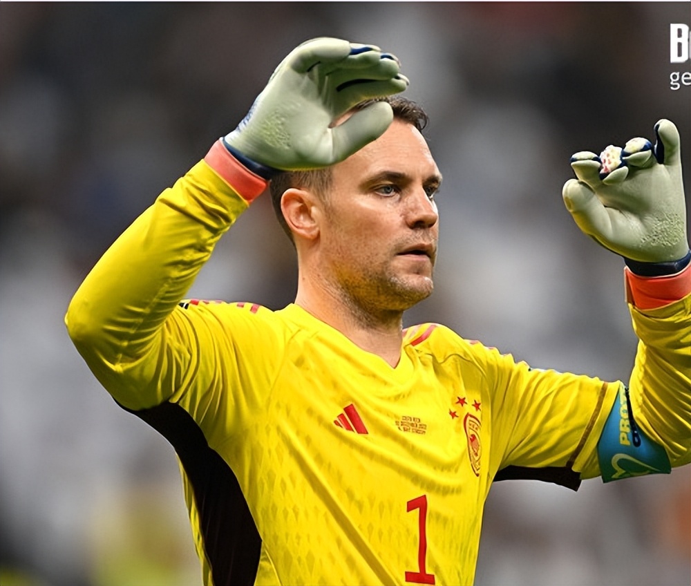 Manuel Neuer starts first training session after breaking leg while ...