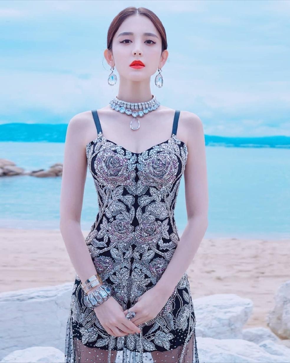 Gu Li Nazha is worthy of her natural beauty, wearing an antique ...