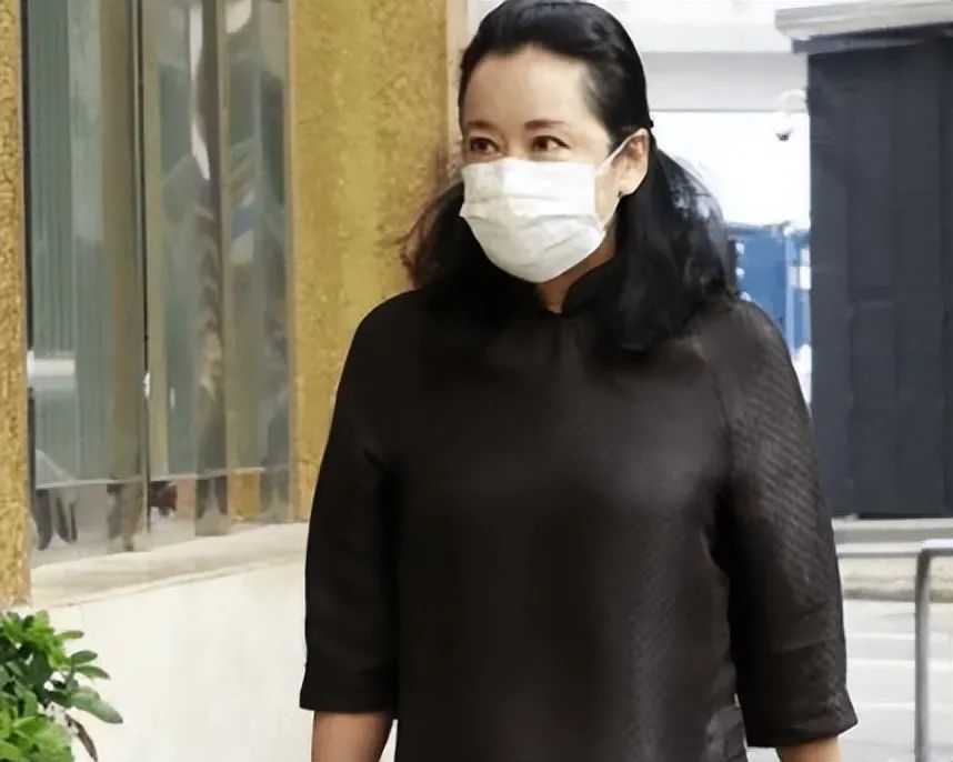 Guo Jingjing's mother and mother-in-law are in the same frame, one ...