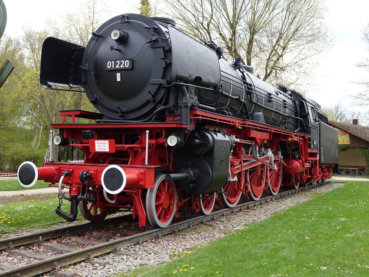 A train with a propeller? In 1931, Germany built a "high-speed rail ...