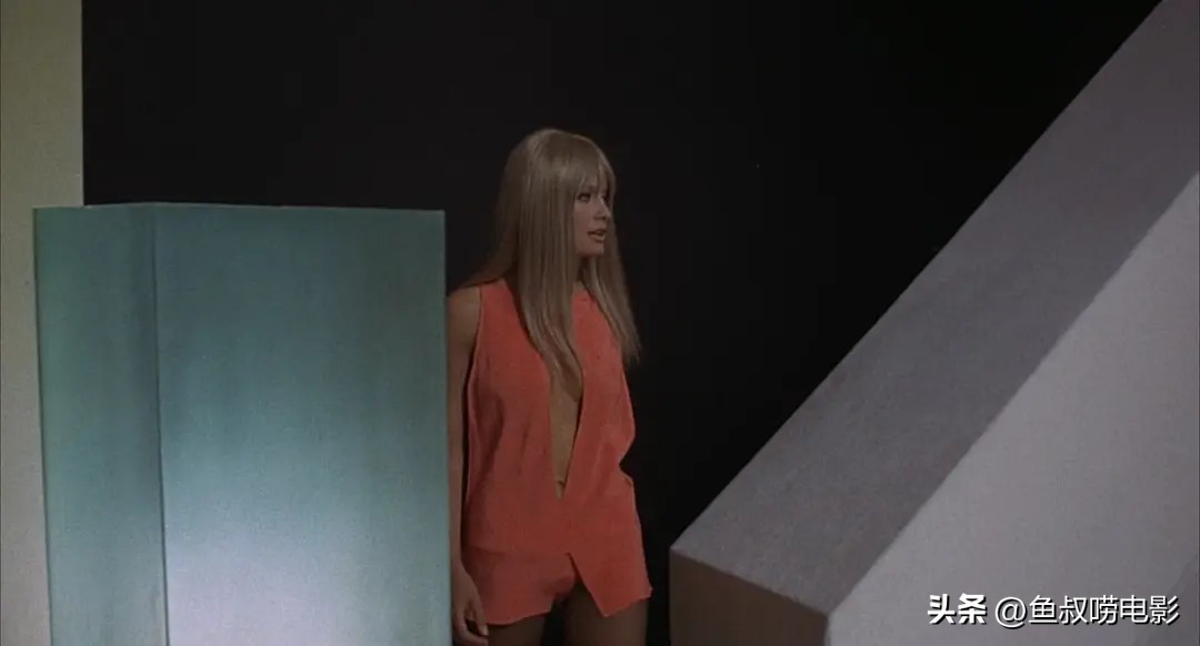 Comic-style B-movie, the 18 banned scenes are both sexy and beautiful ...