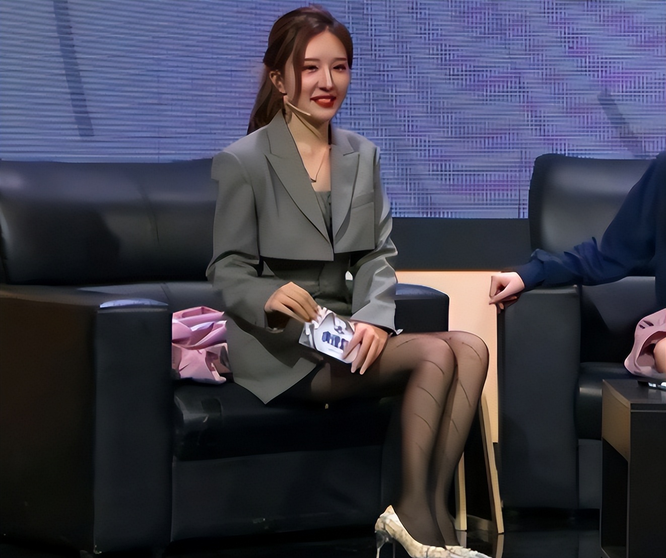 Tong Jincheng's female secretary has a perfect figure and red and black ...