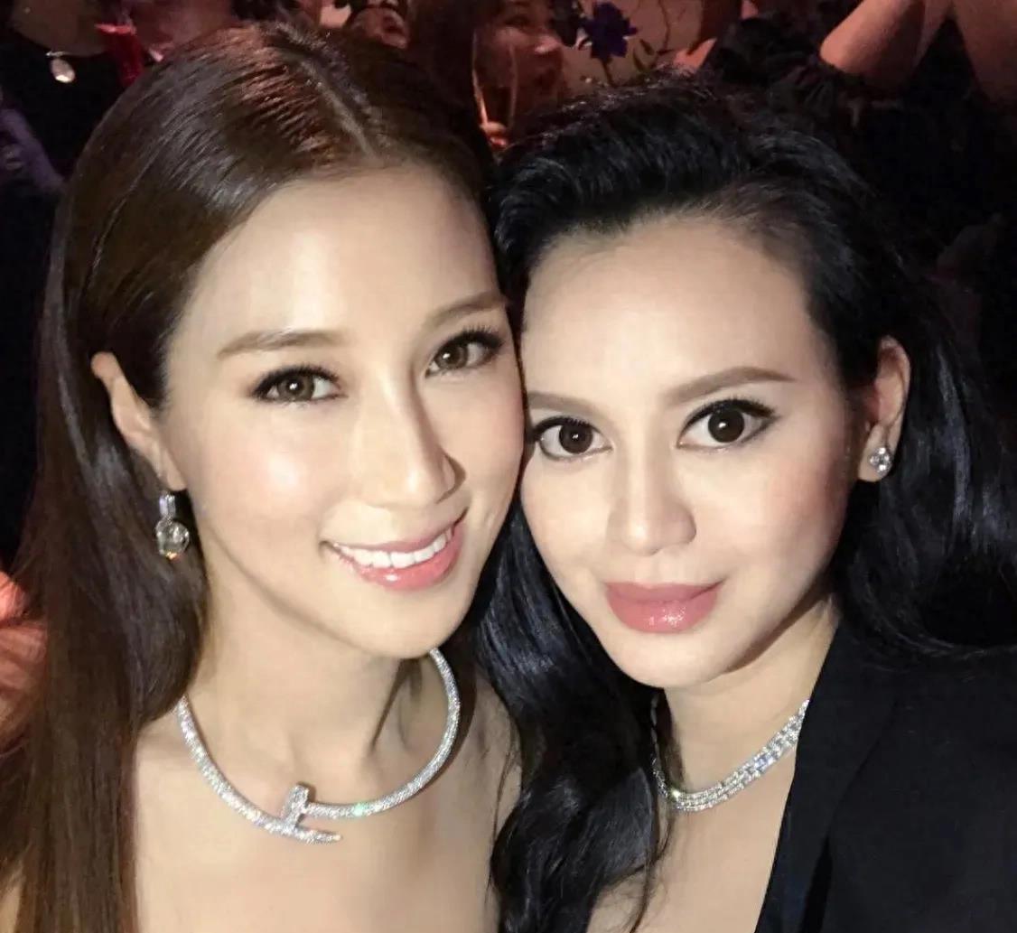 It was revealed that Xu Ziqi dyed her hair yellow to accommodate her ...