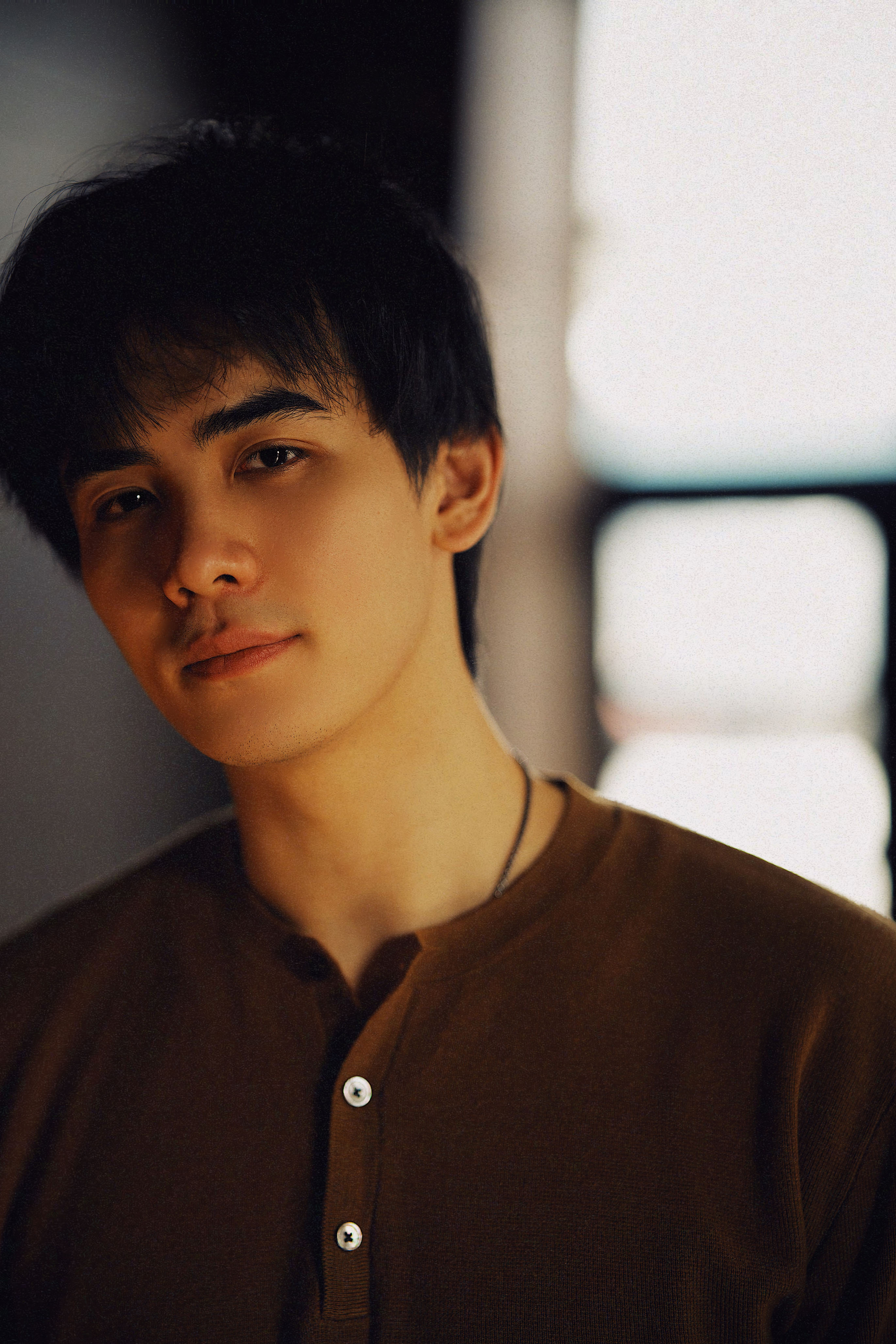 Huang Yiwei's warm photos show his handsome appearance and winter ...