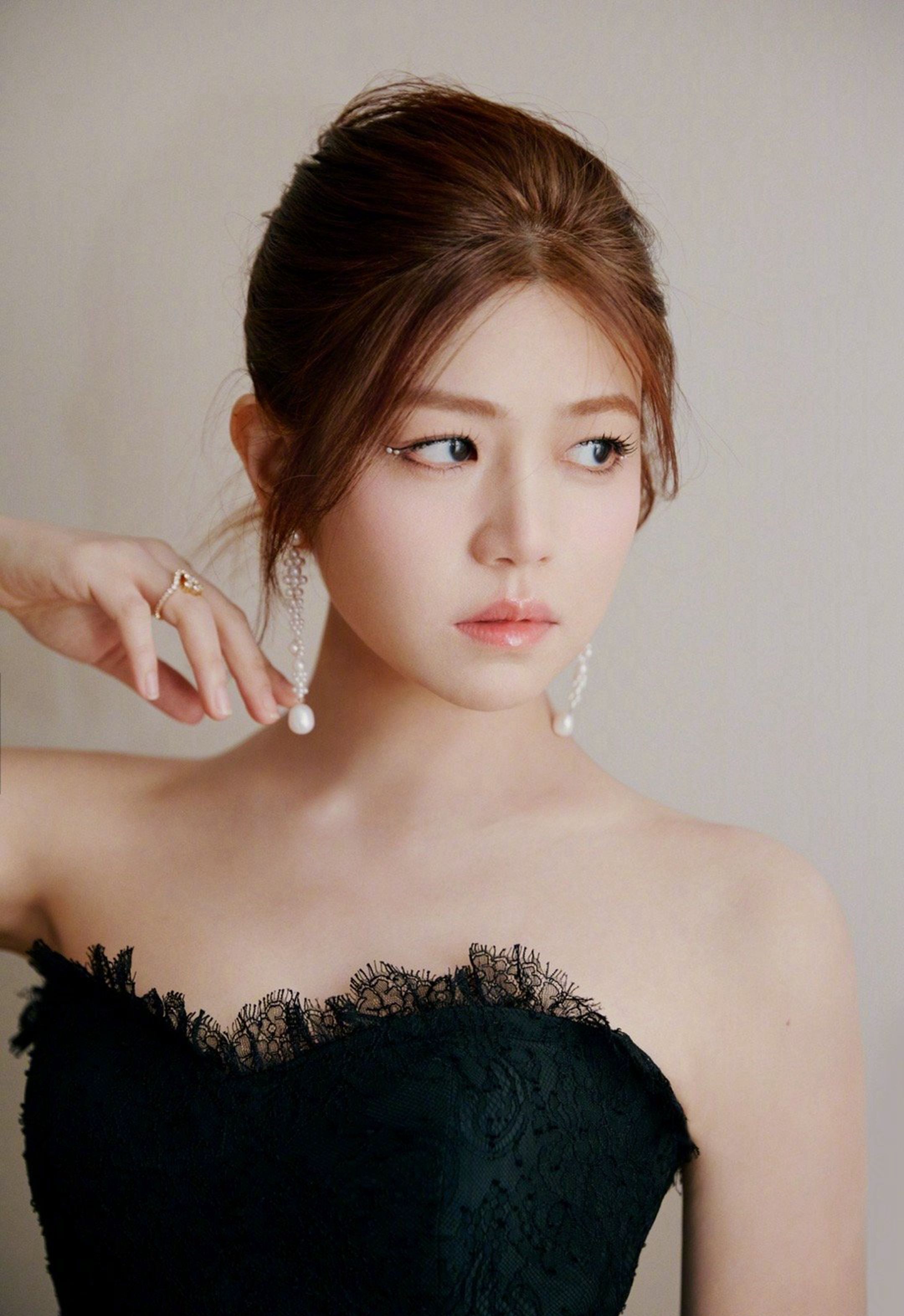 Michelle Chen Elegant Photo in Black Tube Top Dress - iNEWS