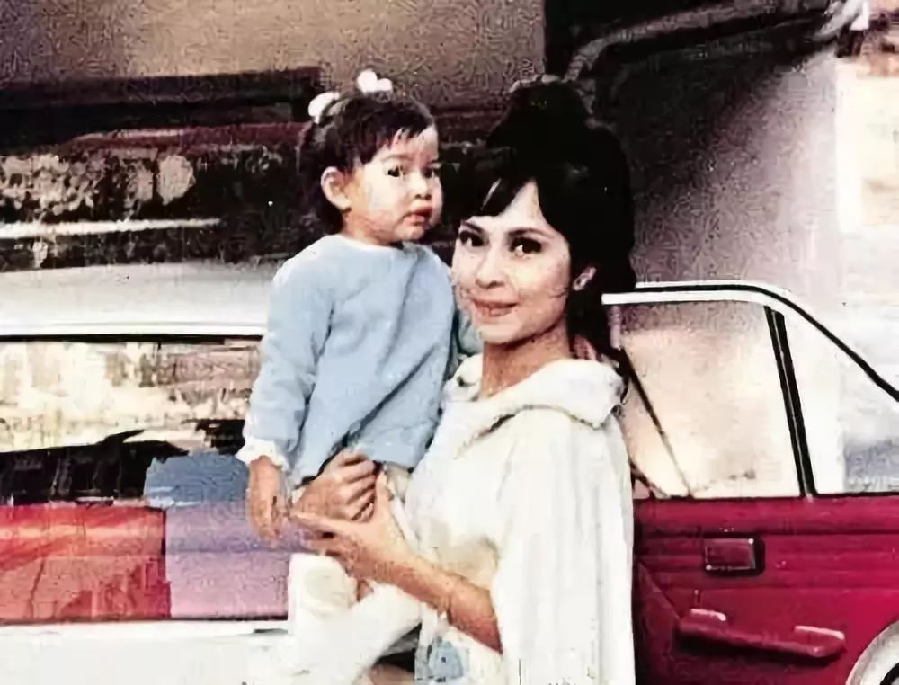 Hong Kong porn star Dina, who doesn't like red clothes and arms ...