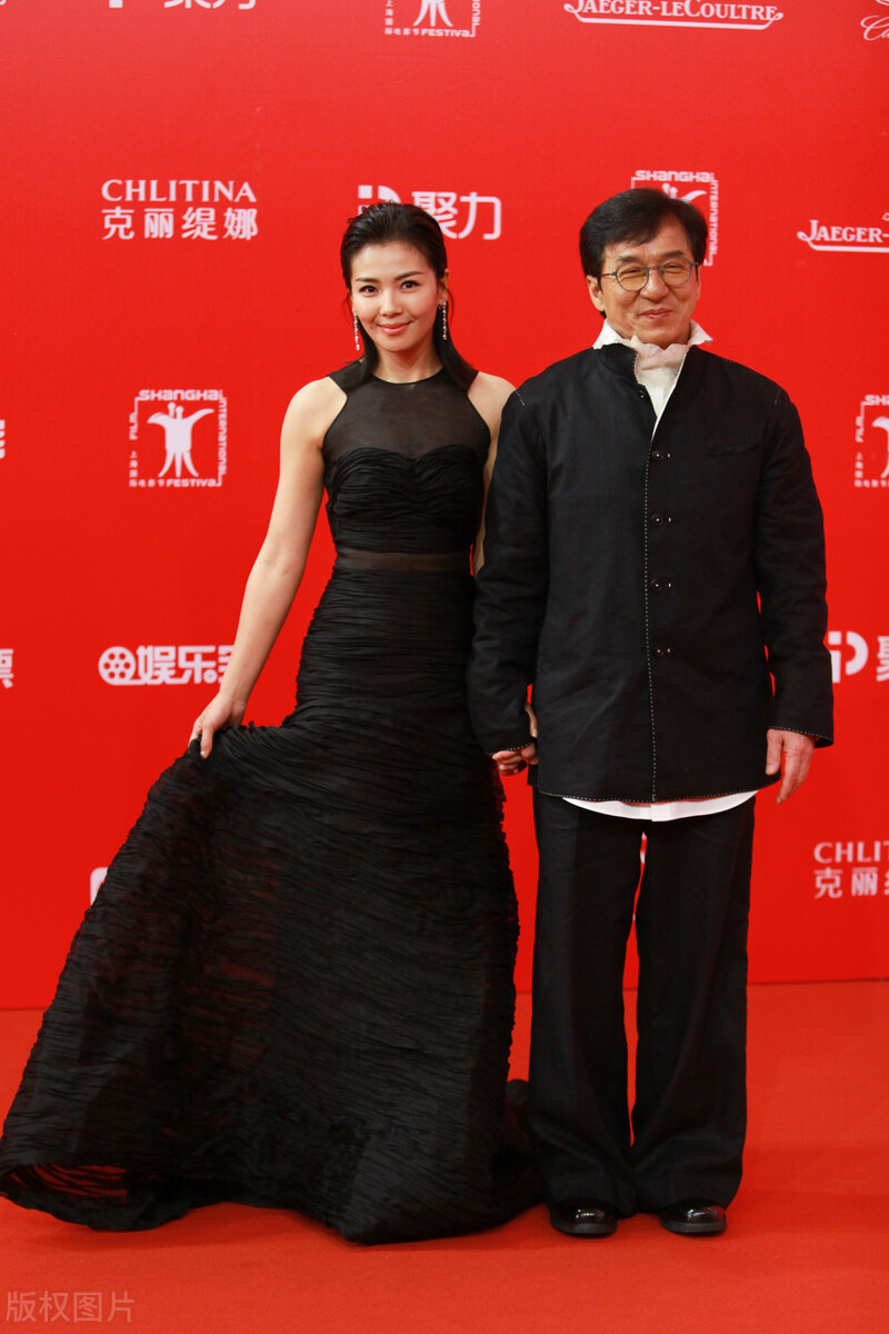 Liu Tao really looks like a queen, wearing a black gauze skirt is noble and generous, making ...