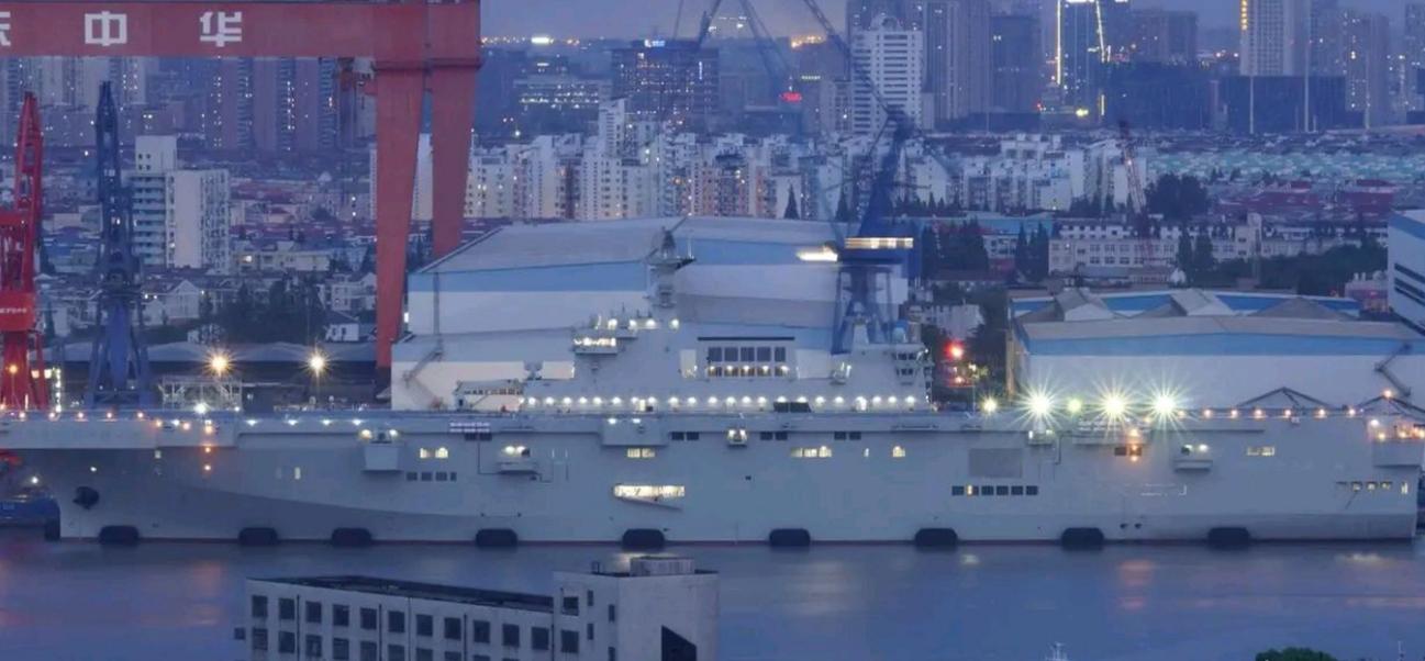 All 075 amphibious assault ships are listed, with a displacement of ...