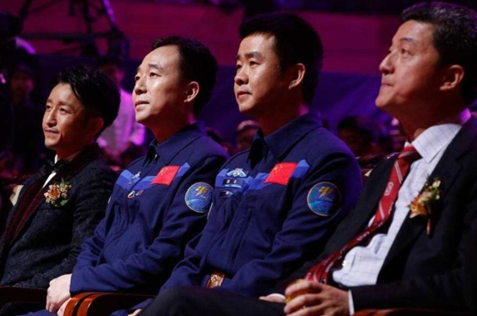 Astronaut Chen Dong and his wife Wang Xiaoyan take a photo, the wife is ...